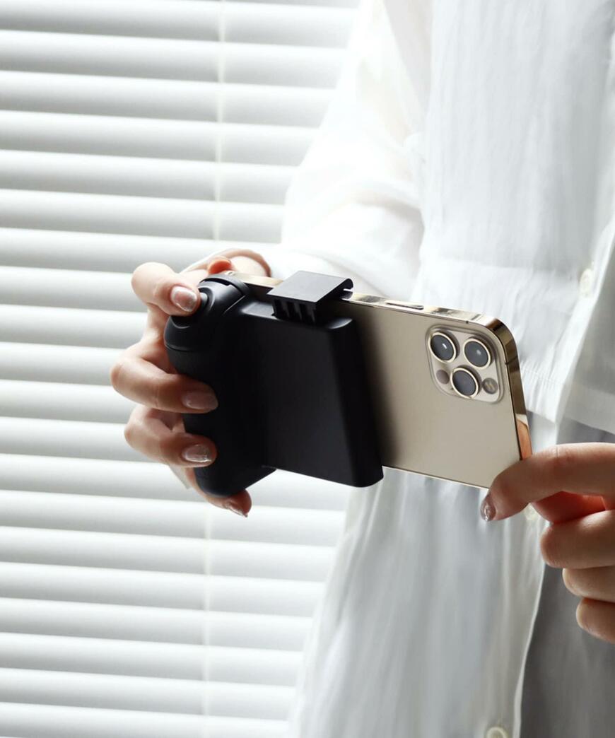 【3COINS】スマホをレトロカメラのようにできる「ワンハンドシャッター」の再販スタート | LIMO | くらしとお金の経済メディア